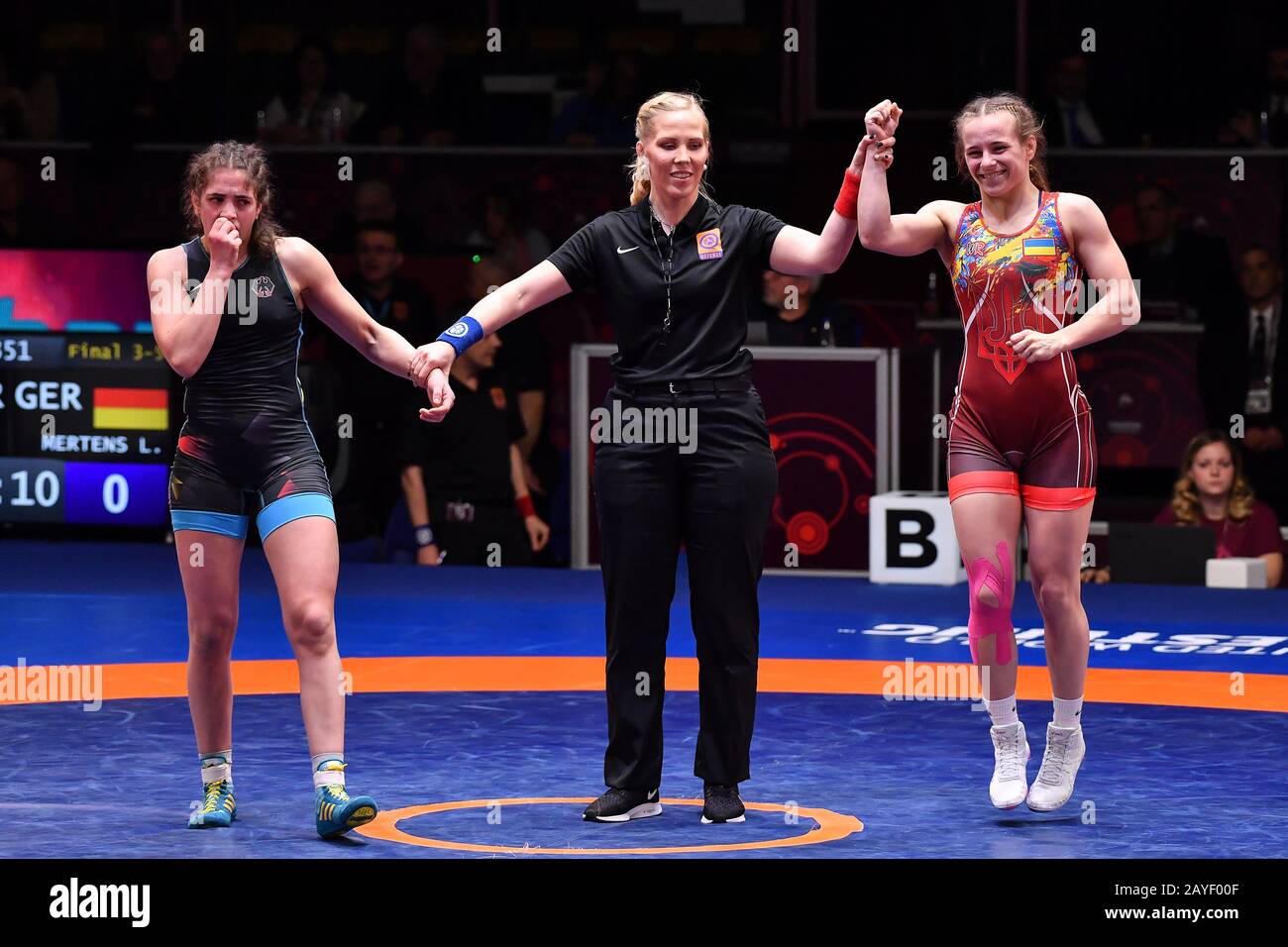 The Moldavian Nichita wins the 59kg category, behind her the Bulgarian ...