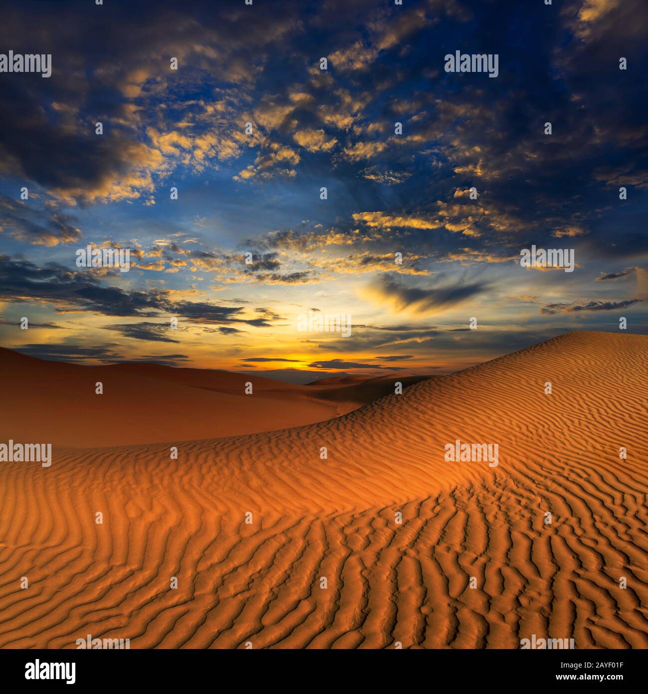 Desert scenery sunset sand hi-res stock photography and images - Alamy