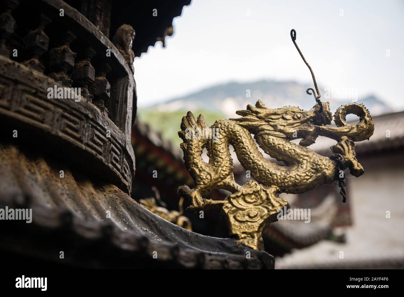 Temple rooftop dragon design hi-res stock photography and images - Alamy