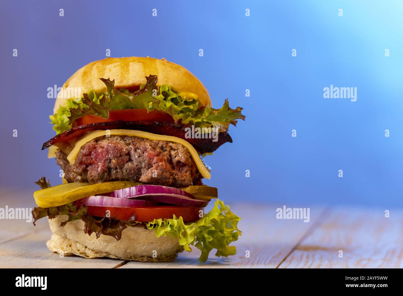 closeup of a single cheeseburger Stock Photo - Alamy