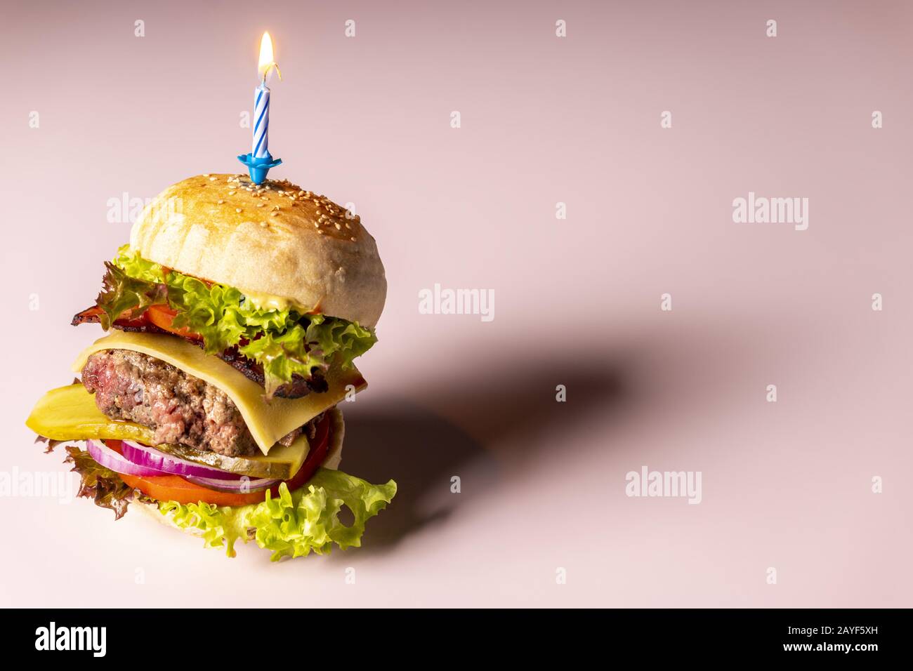 closeup of a single cheeseburger Stock Photo - Alamy