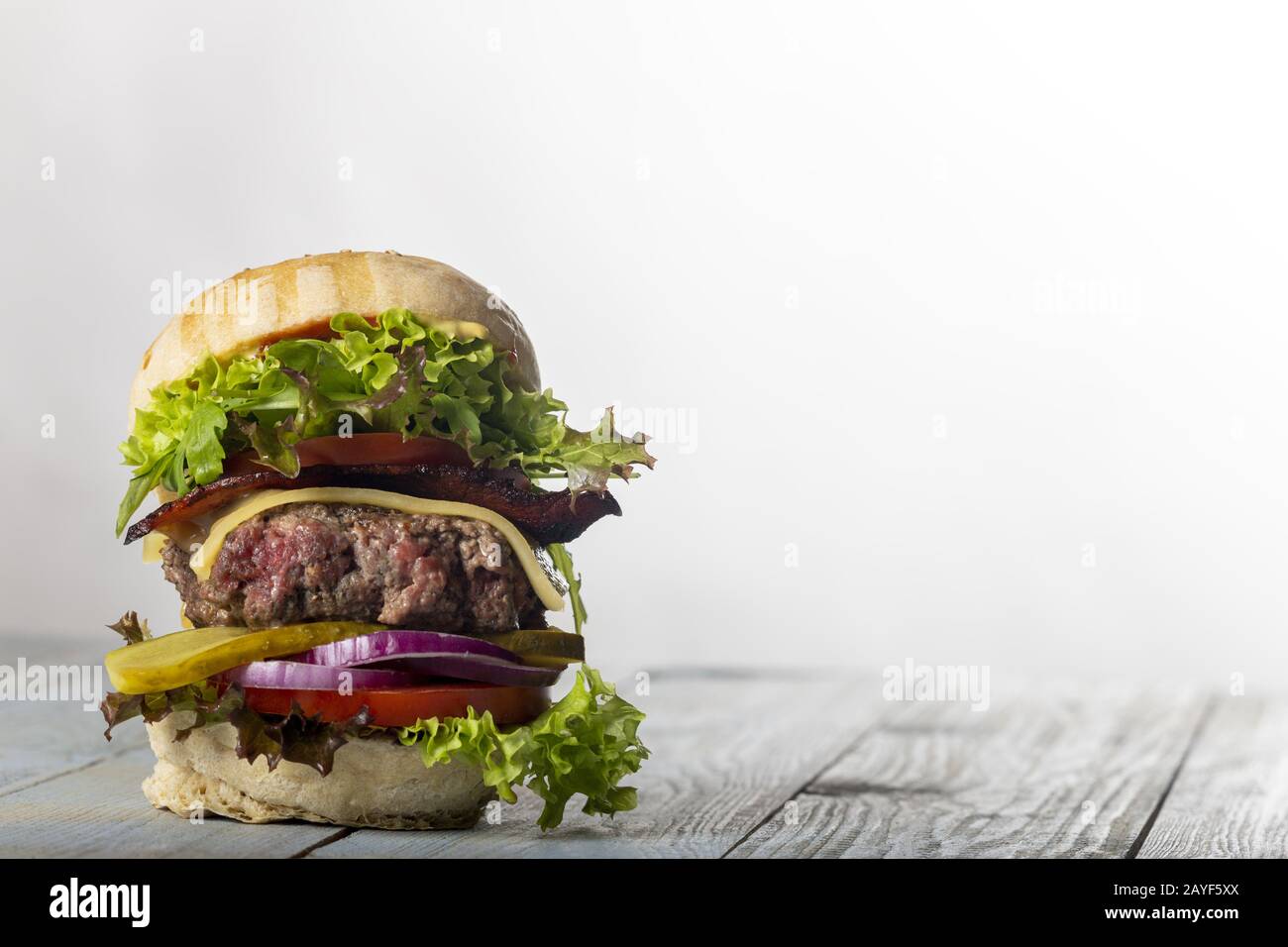closeup of a single cheeseburger Stock Photo - Alamy