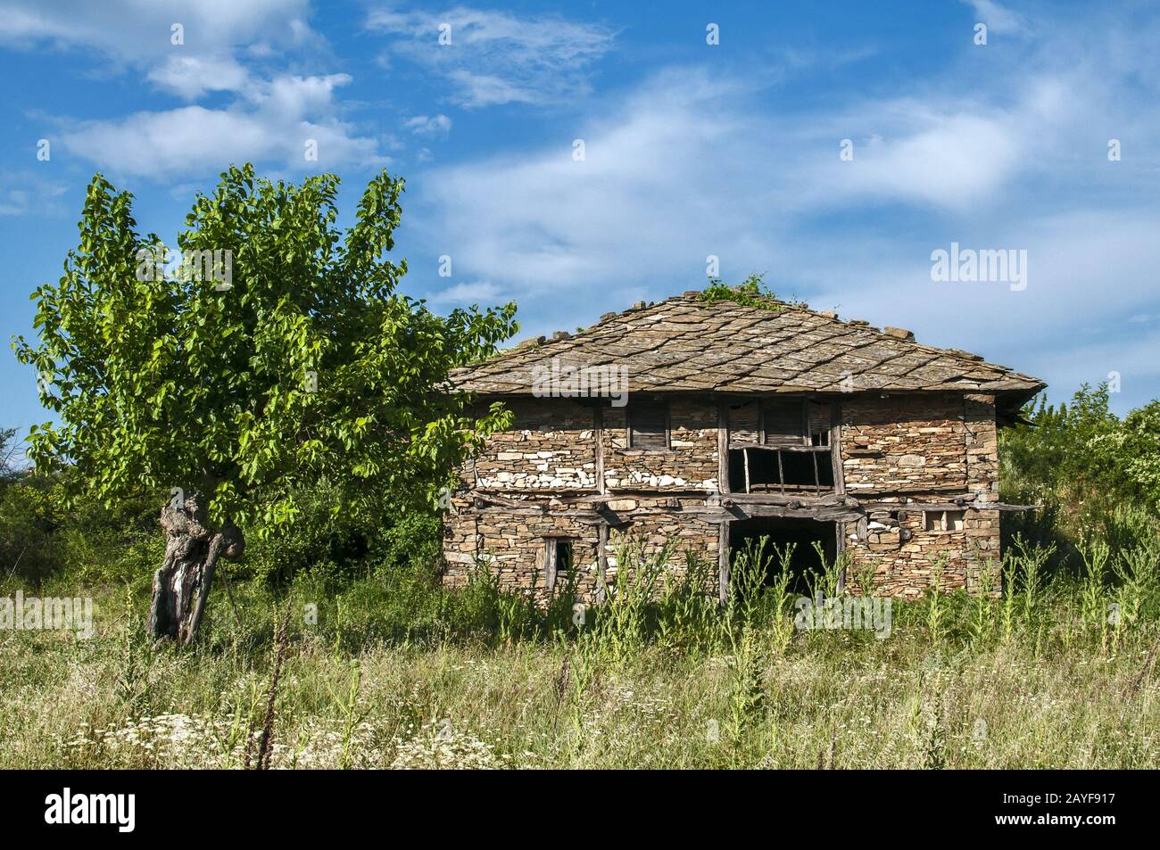 Rural stone house hi-res stock photography and images - Alamy