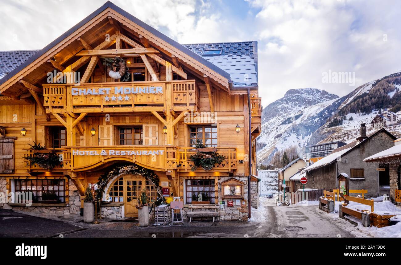 Traditional wooden alpine house hi-res stock photography and images - Alamy