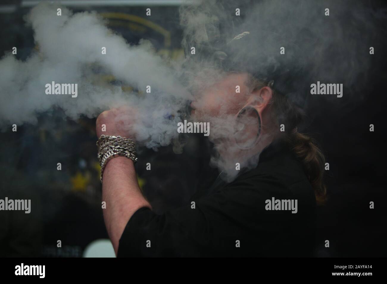 Boys vaping hi-res stock photography and images - Alamy