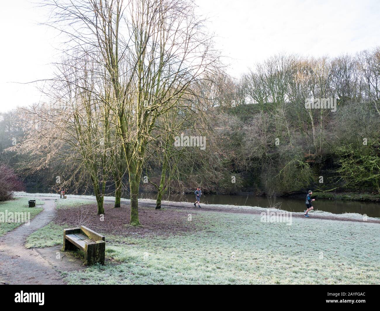 Riverside runners hi-res stock photography and images - Alamy