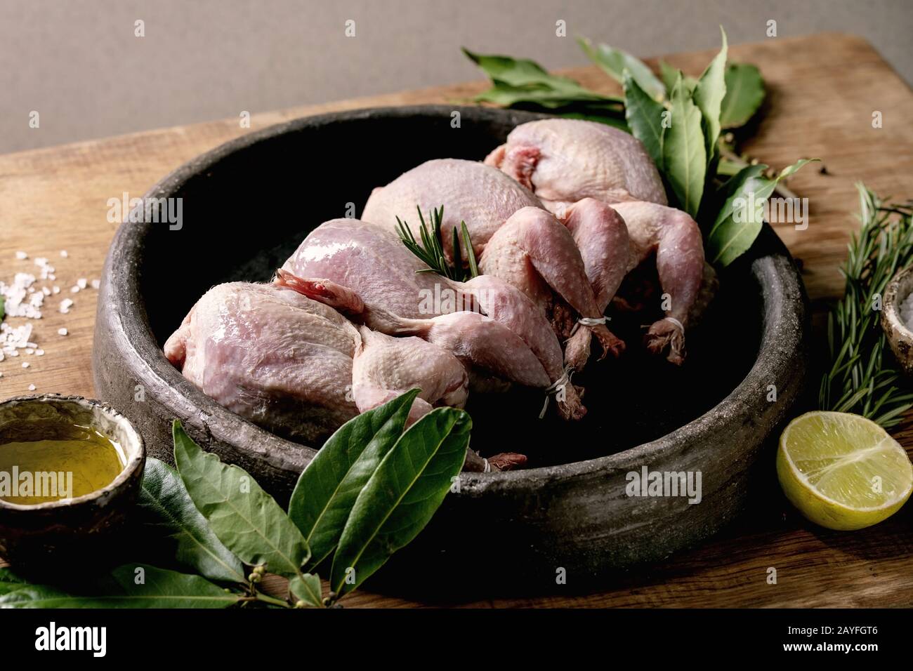 Uncooked quails hi-res stock photography and images - Alamy