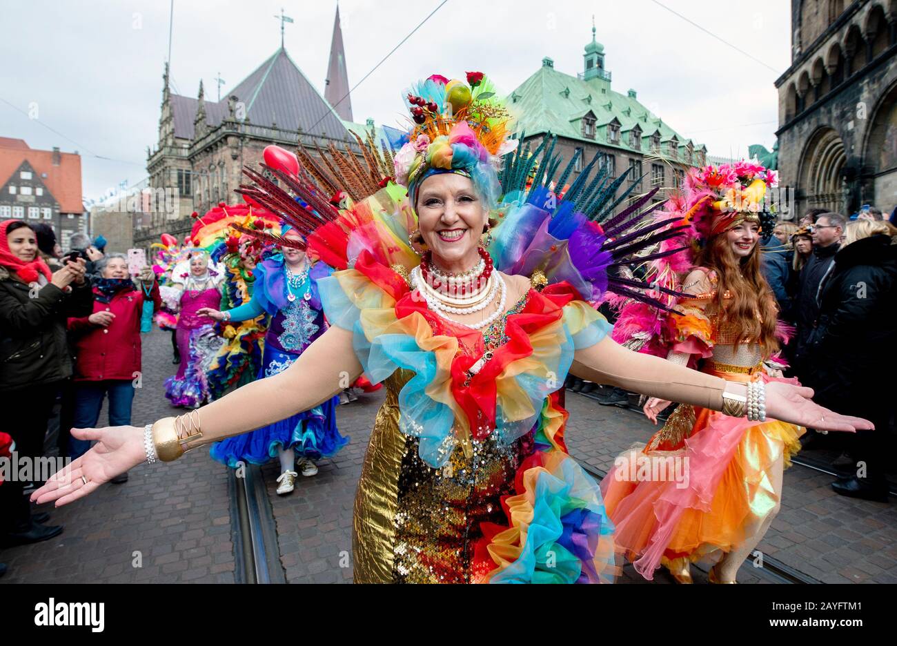 Bremen, Germany. 15th Feb, 2020. Actors in colourful costumes parade ...