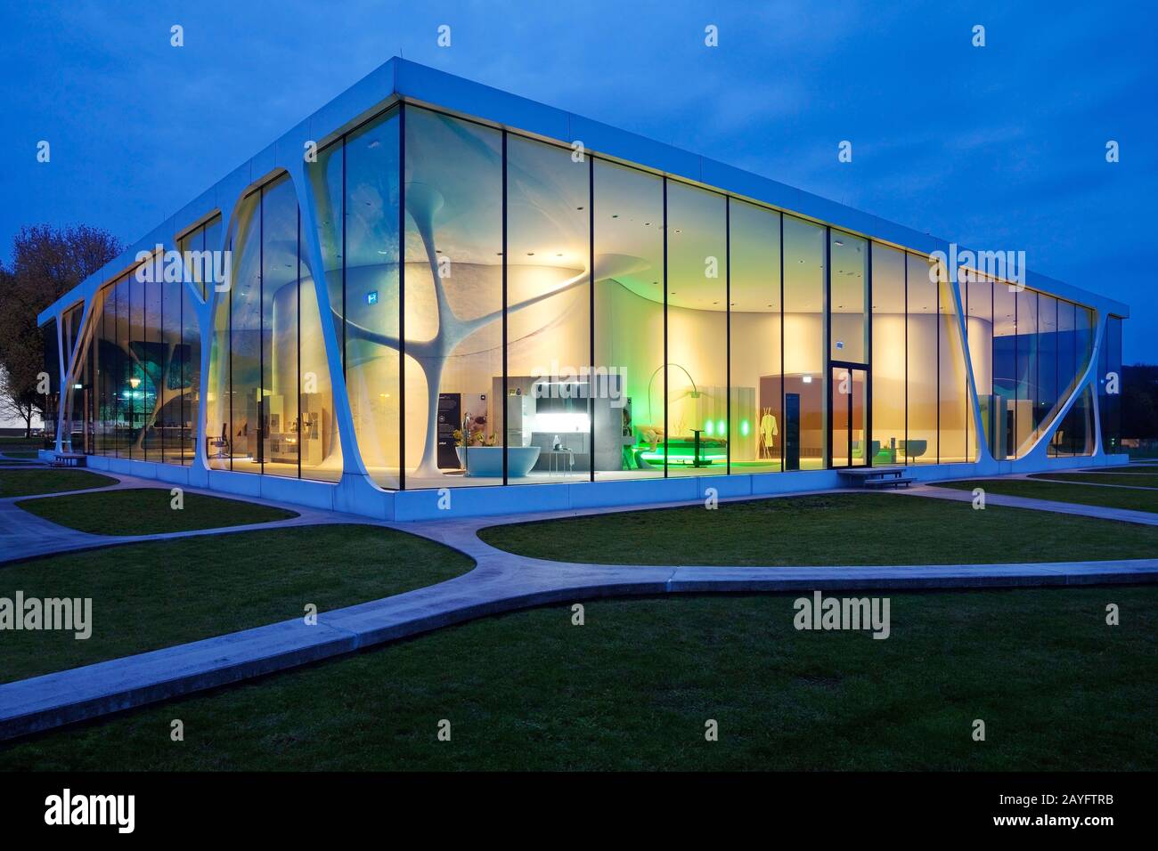 Glass cube architecture hi-res stock photography and images - Alamy