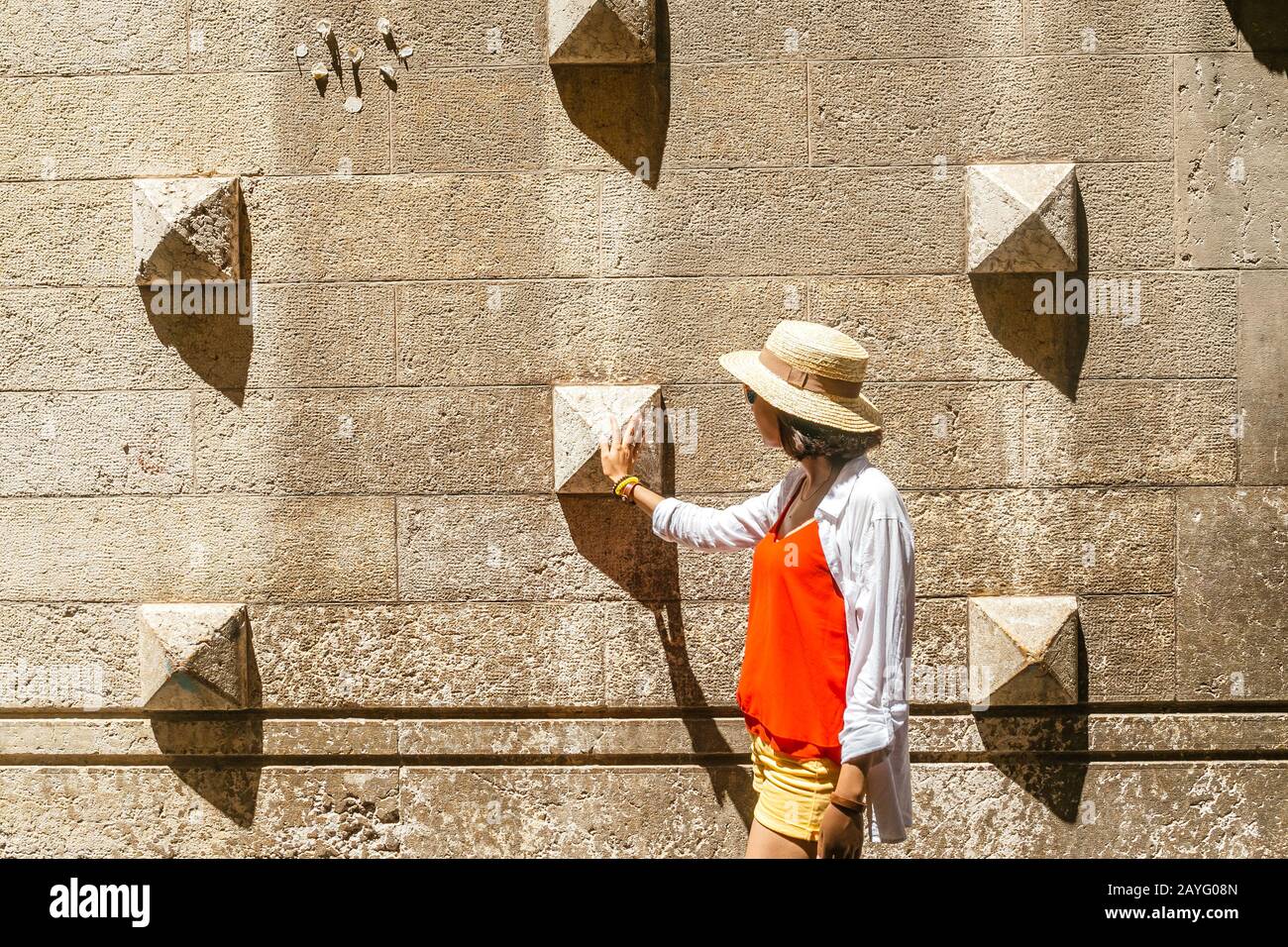 Tourist woman at the wall of medieval castle Stock Photo - Alamy