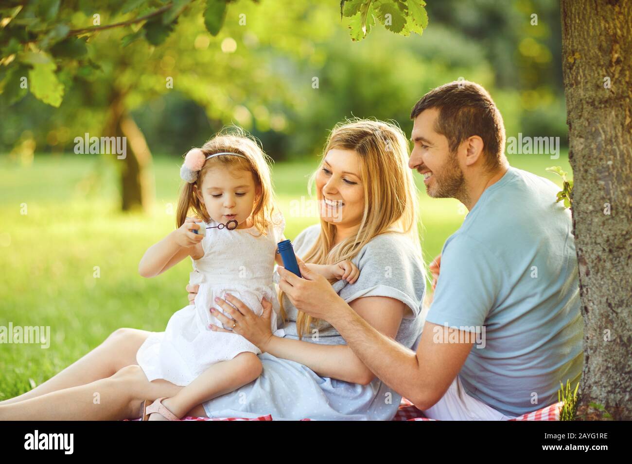 Happy family hugging hi-res stock photography and images - Alamy
