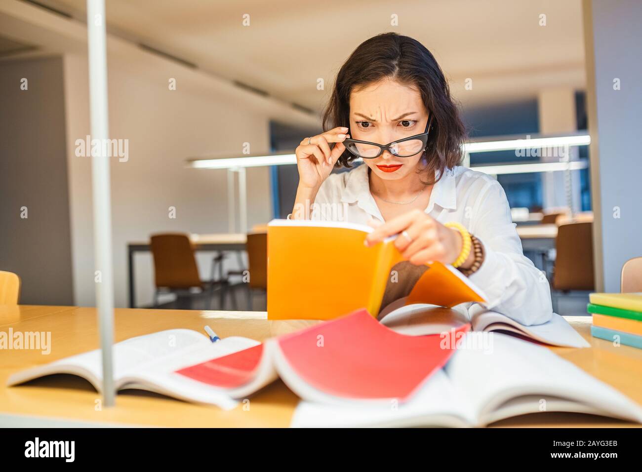 Girl looking surprised reading book hi-res stock photography and images ...