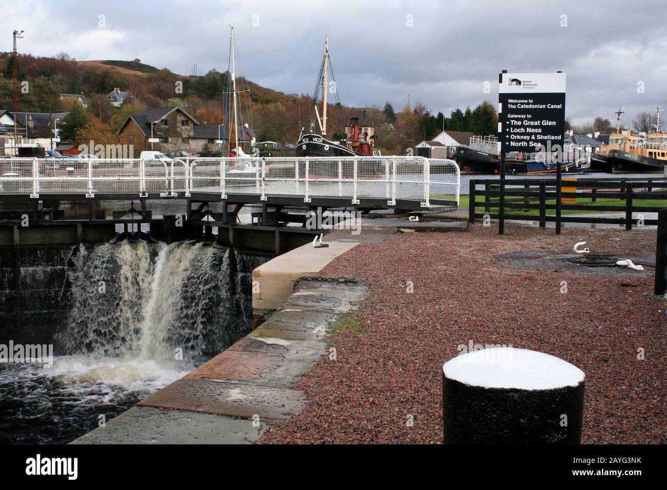 Water near top of lock gates hi-res stock photography and images - Alamy