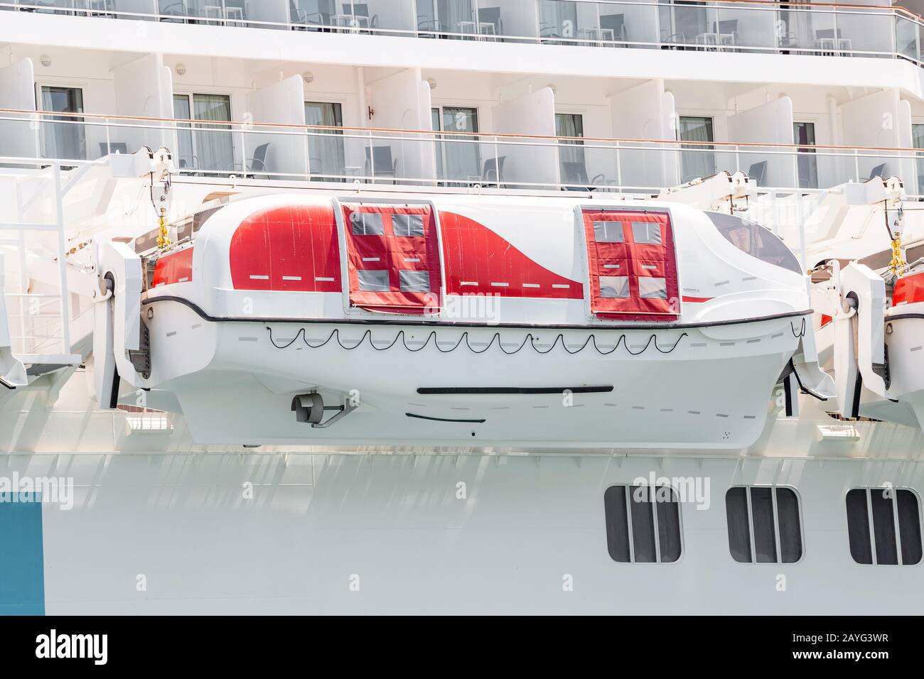 Row of Lifeboats and cabins on a huge Cruise Ship Stock Photo - Alamy