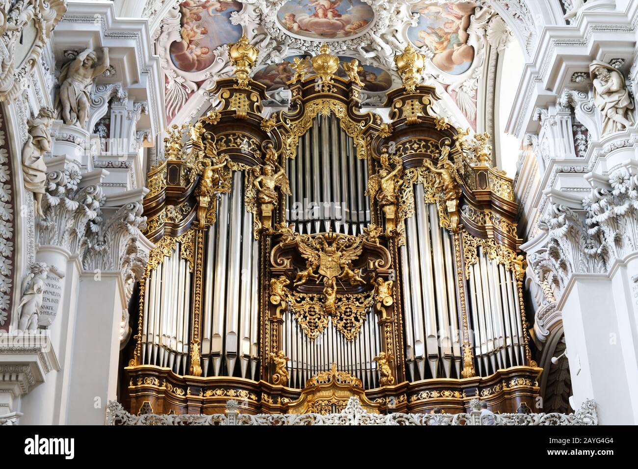 Largest church pipe organ hi-res stock photography and images - Alamy