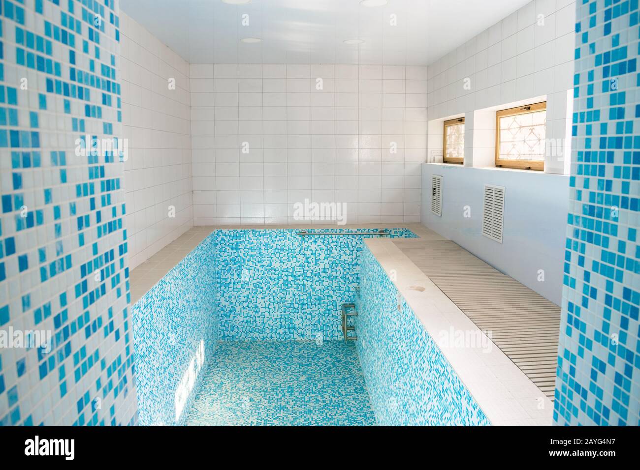 Empty swimming pool hi-res stock photography and images - Alamy