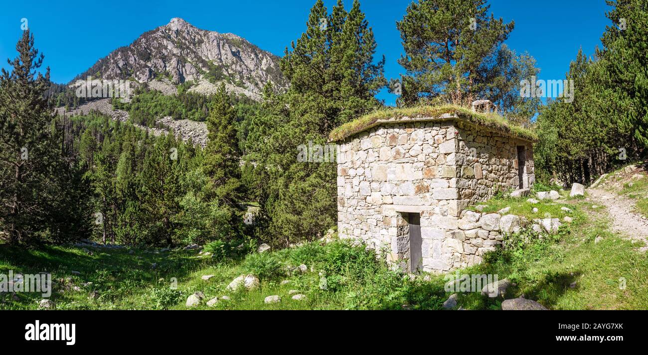 Stone hut in Pyrenees mountains Stock Photo - Alamy