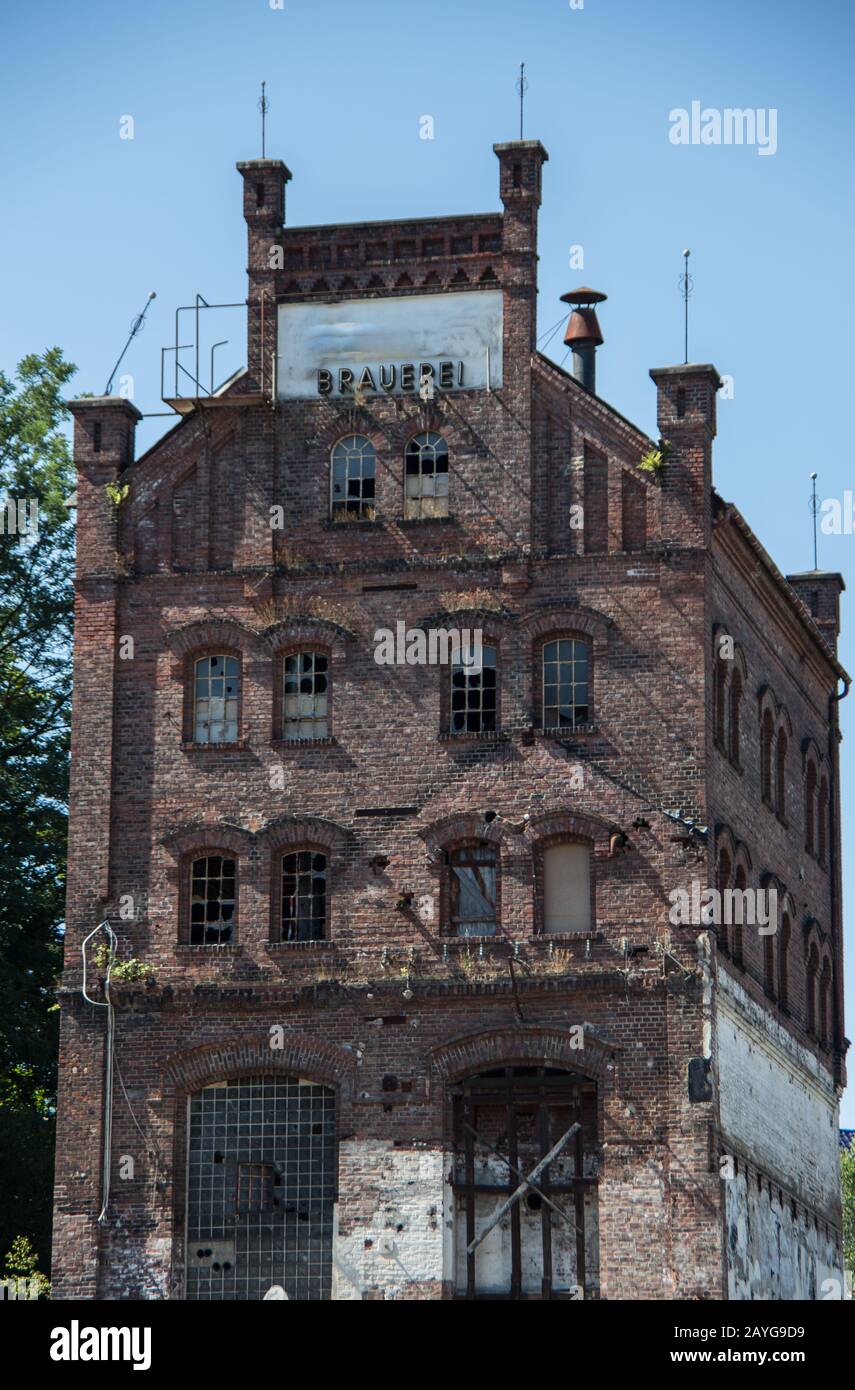 Demolition house made of bricks without a window Stock Photo - Alamy