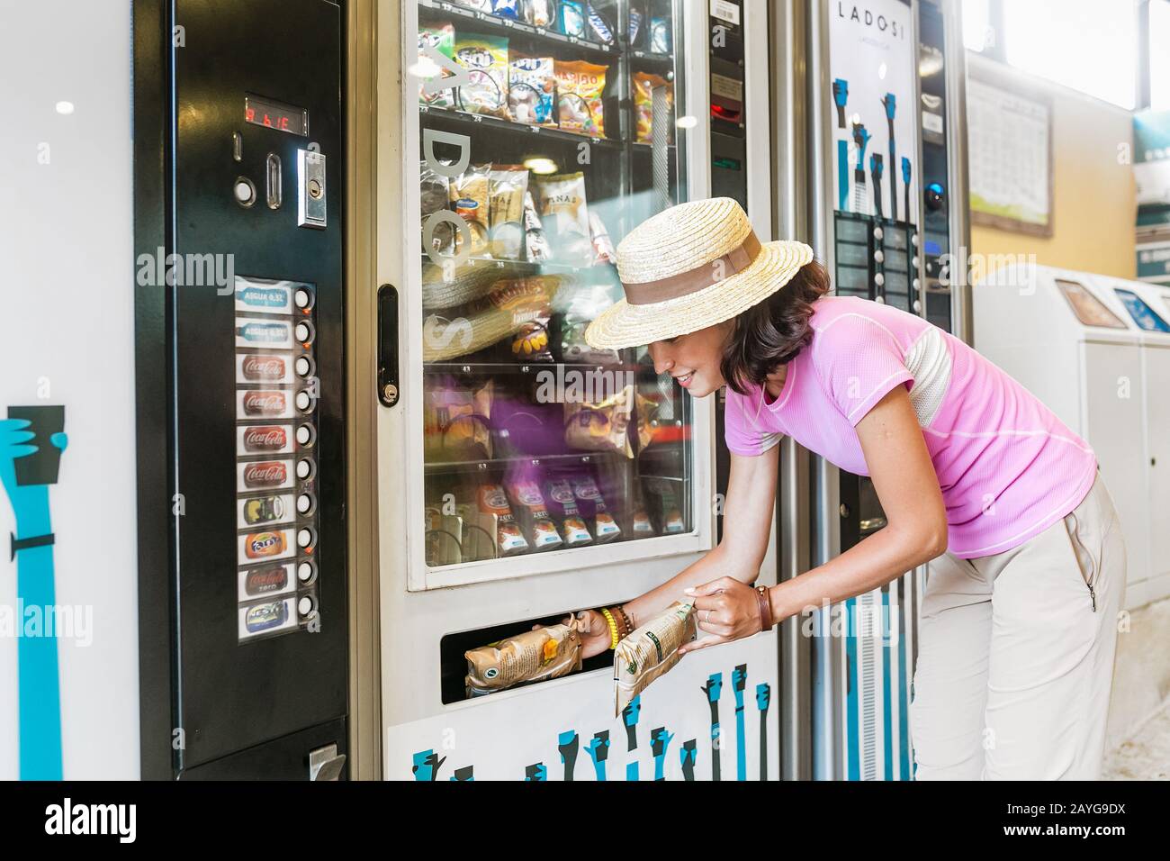 Chips vending machine hi-res stock photography and images - Alamy