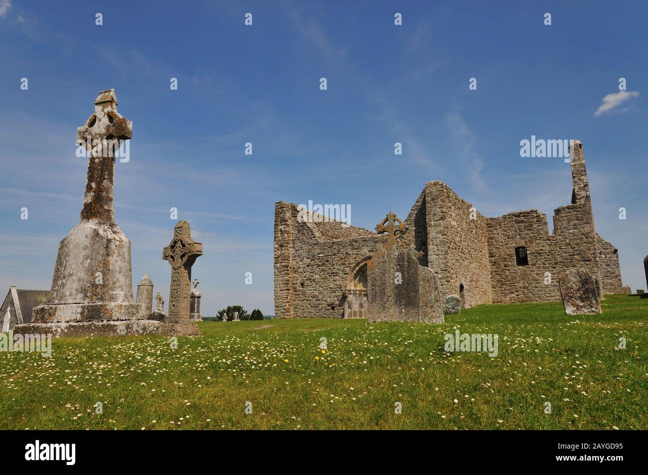 Irlanda, Monastic ruins of Clonmacnoise. One of the main religious and ...