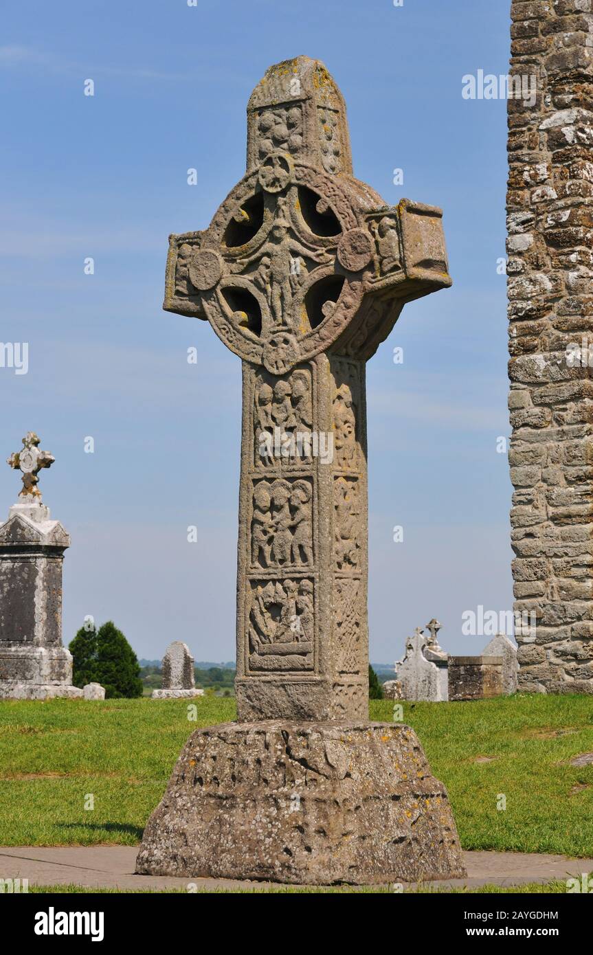 Irlanda, Monastic ruins of Clonmacnoise. One of the main religious and ...