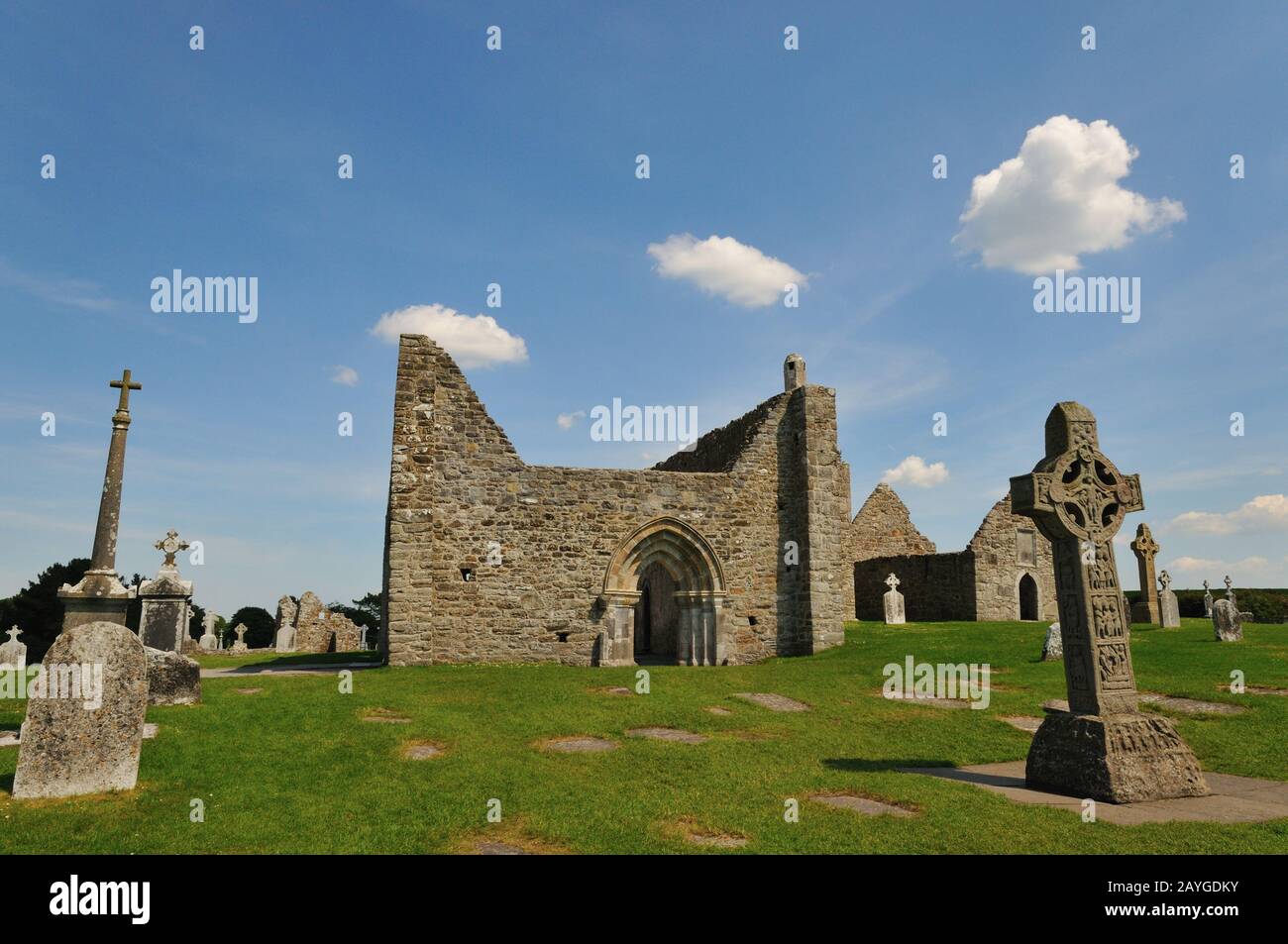 Irlanda, Monastic ruins of Clonmacnoise. One of the main religious and ...