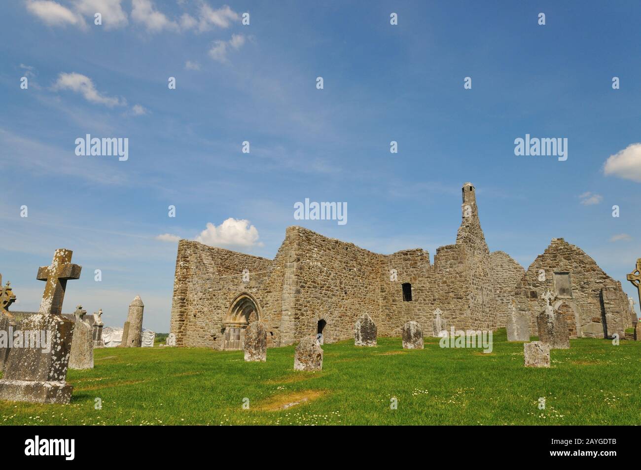 Irlanda, Monastic ruins of Clonmacnoise. One of the main religious and ...