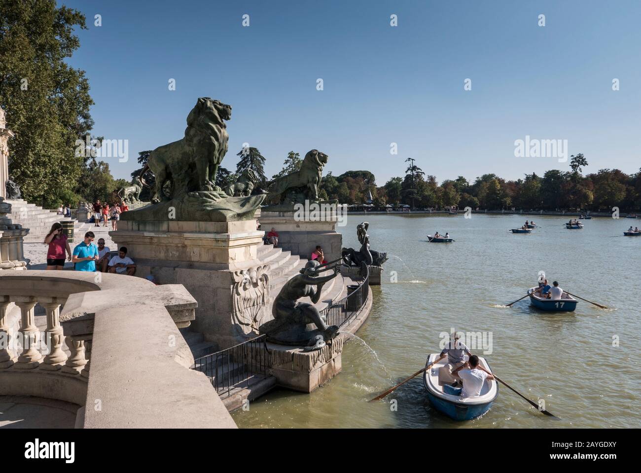 Small boats on the lake at Retiro Park, Madrid, Spain Stock Photo - Alamy