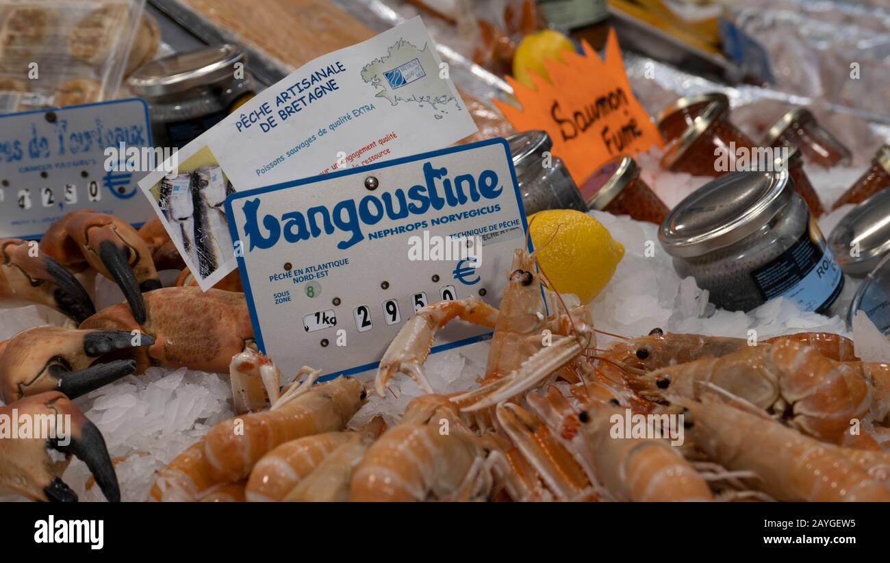 Paris fish market seafood market hi-res stock photography and images ...