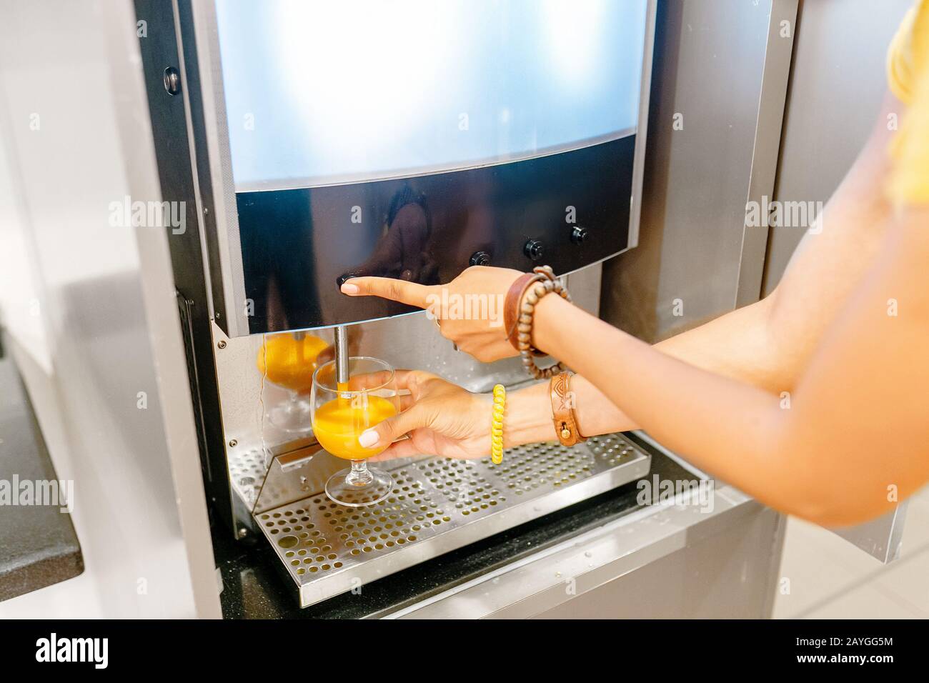 Beer pouring machine hi-res stock photography and images - Alamy