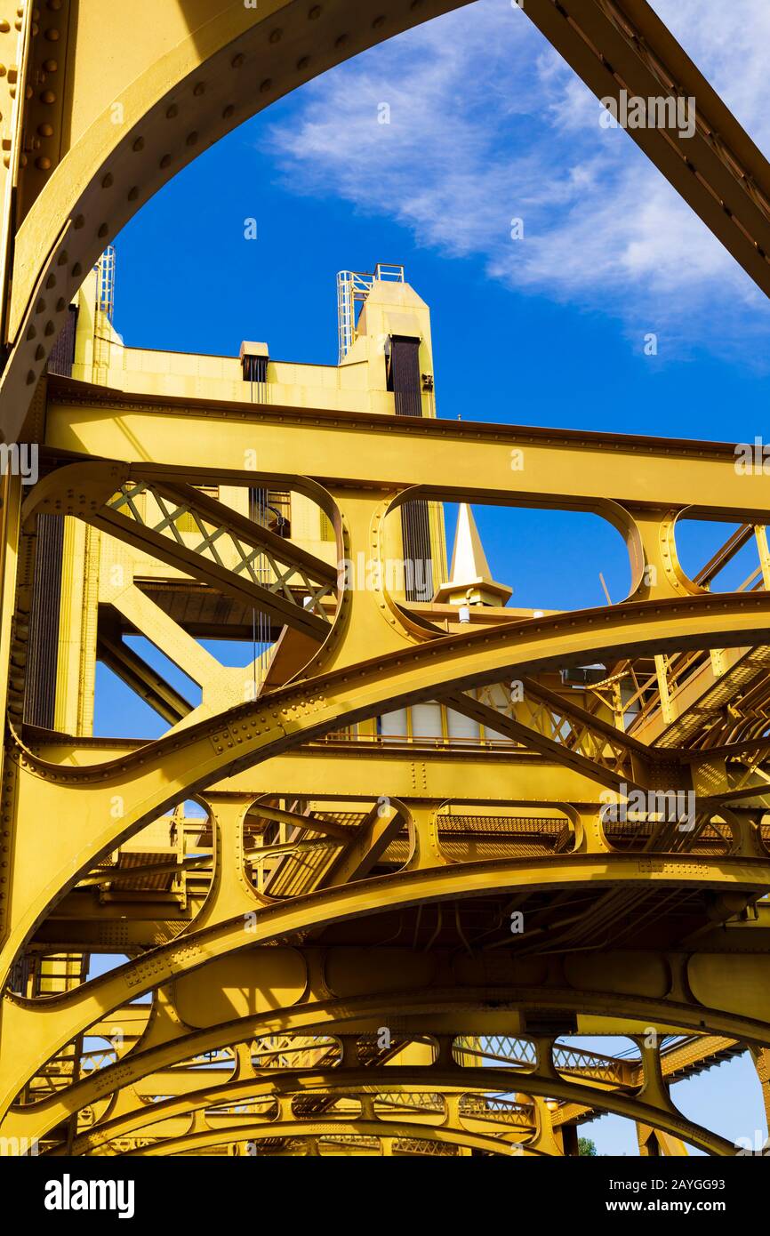 Gold tower bridge hi-res stock photography and images - Alamy