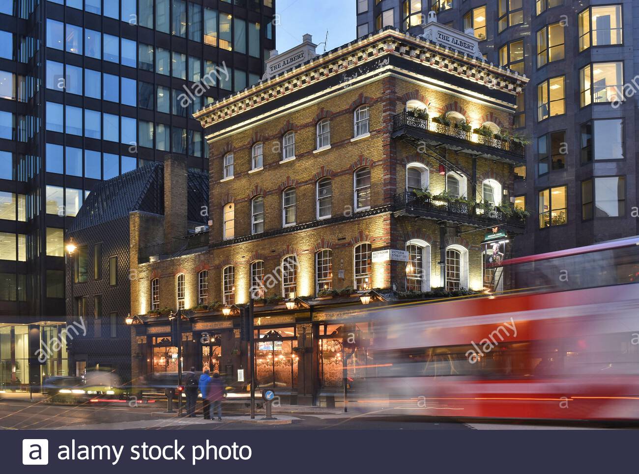 Traditional Pub Facade Night High Resolution Stock Photography and ...