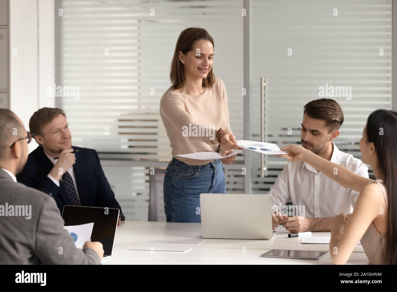 Team handout hi-res stock photography and images - Alamy