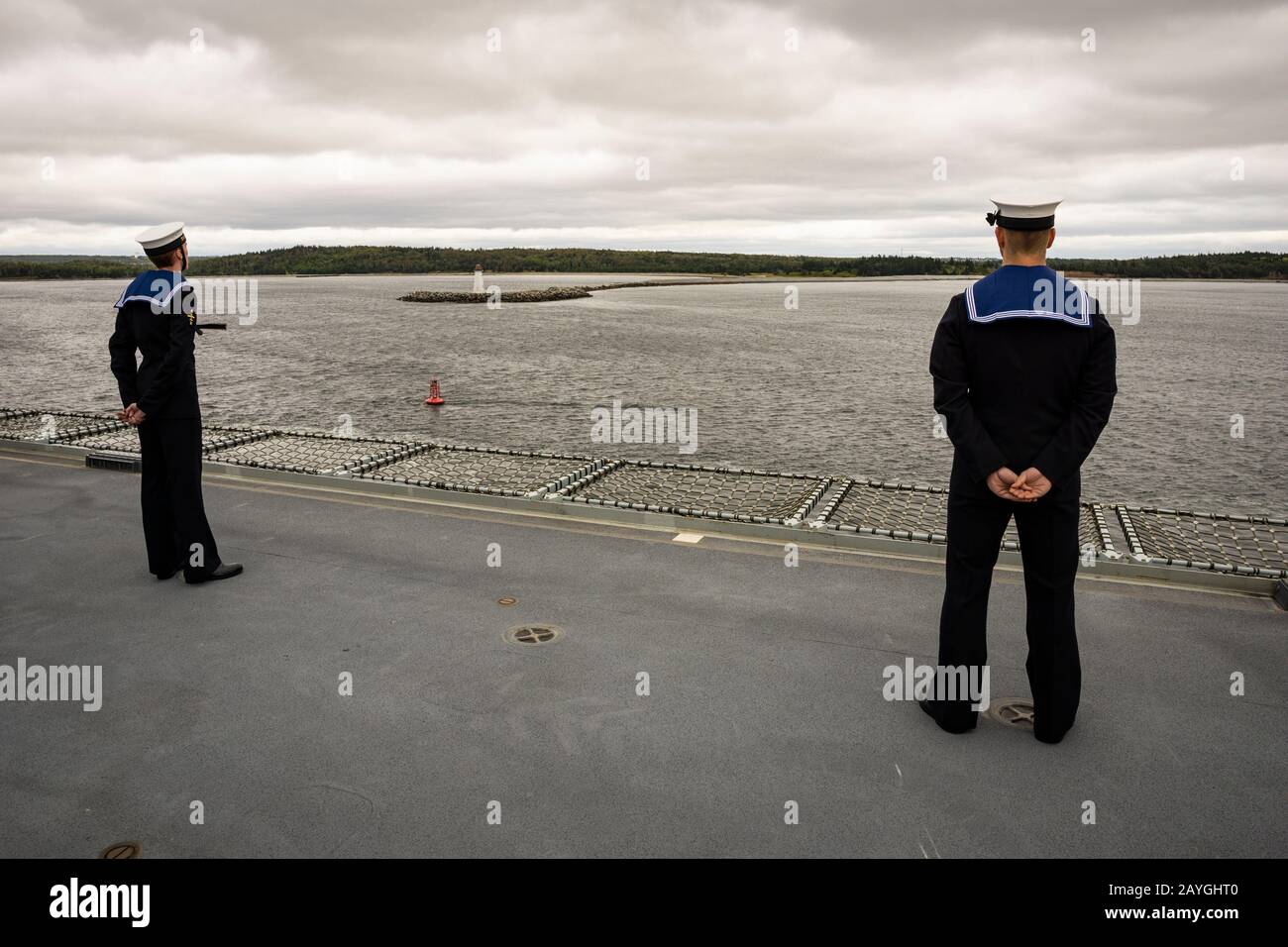 Sailors man the rails of the Royal Navy's aircraft carrier HMS QUEEN ...