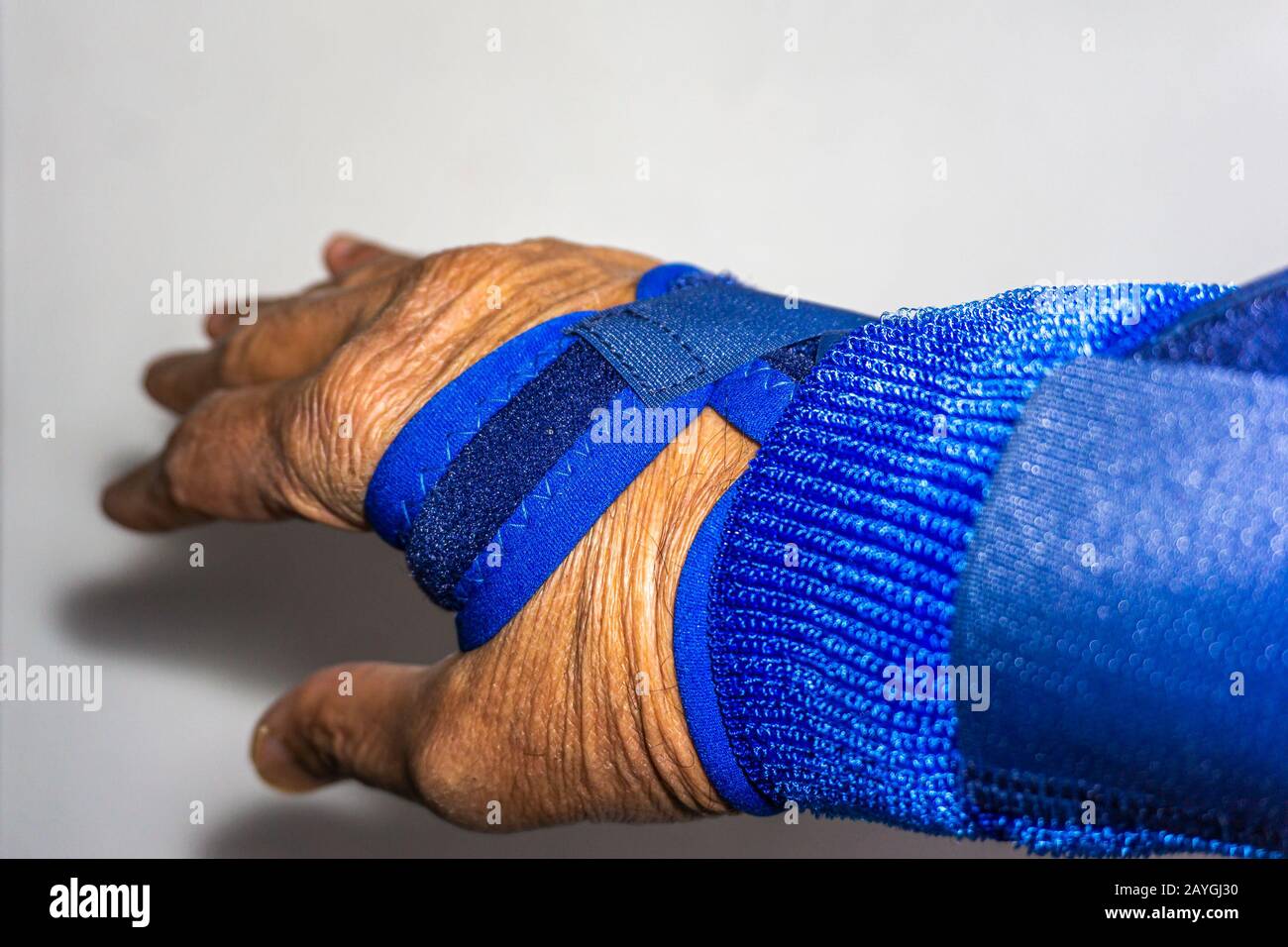 Blue hand strap on injured hand or twisted wrist Stock Photo - Alamy