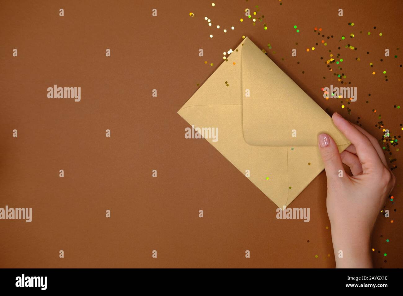 Envelope in hand hi-res stock photography and images - Alamy