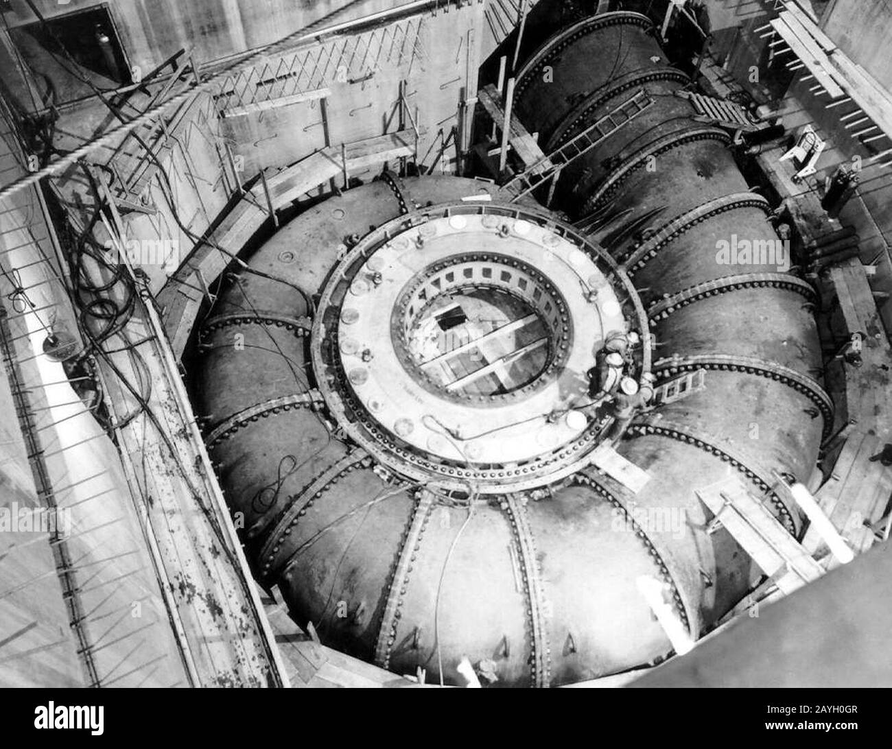 Francis Turbine inlet scroll Grand Coulee Dam Stock Photo - Alamy