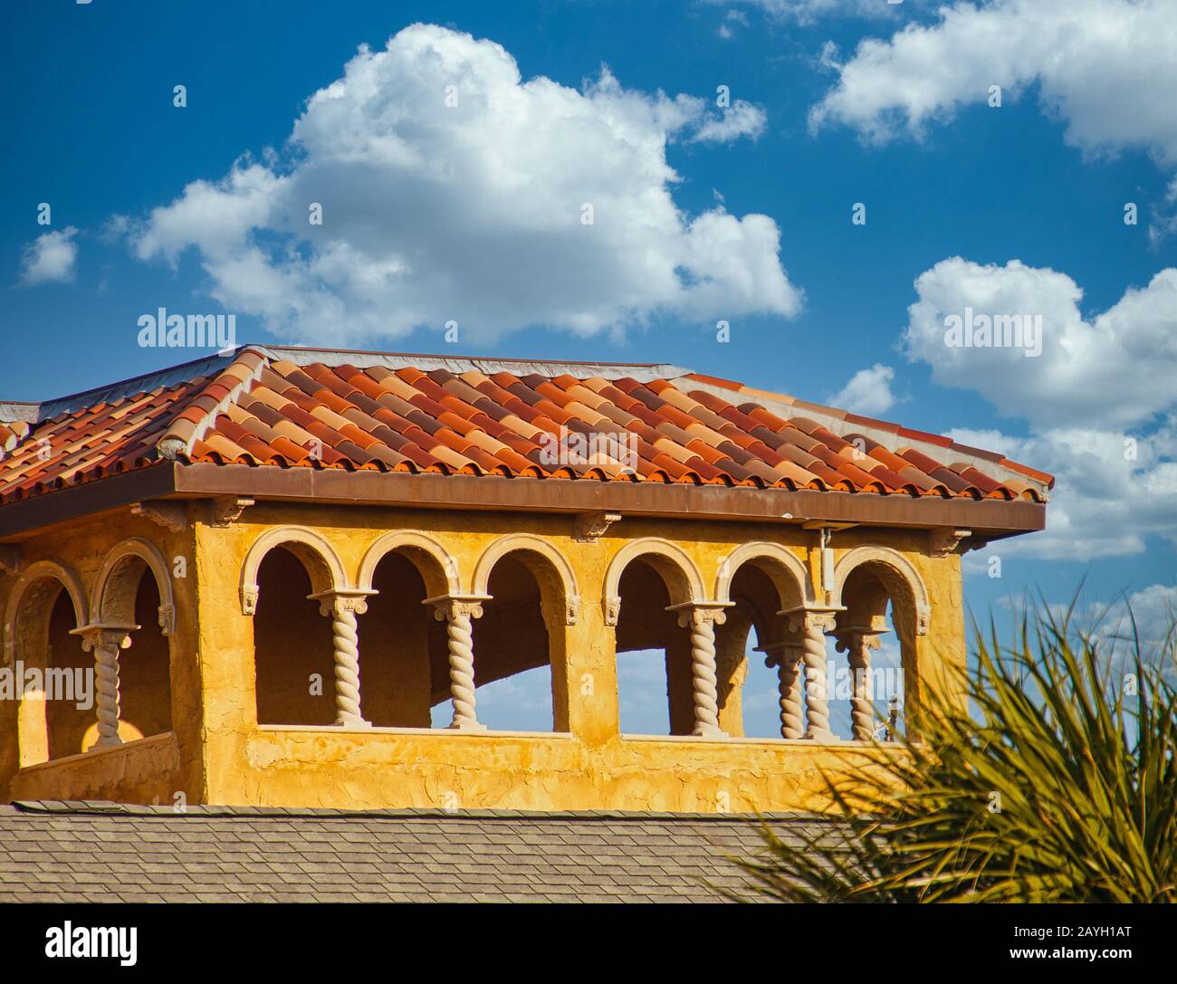 Arches roof hi-res stock photography and images - Alamy