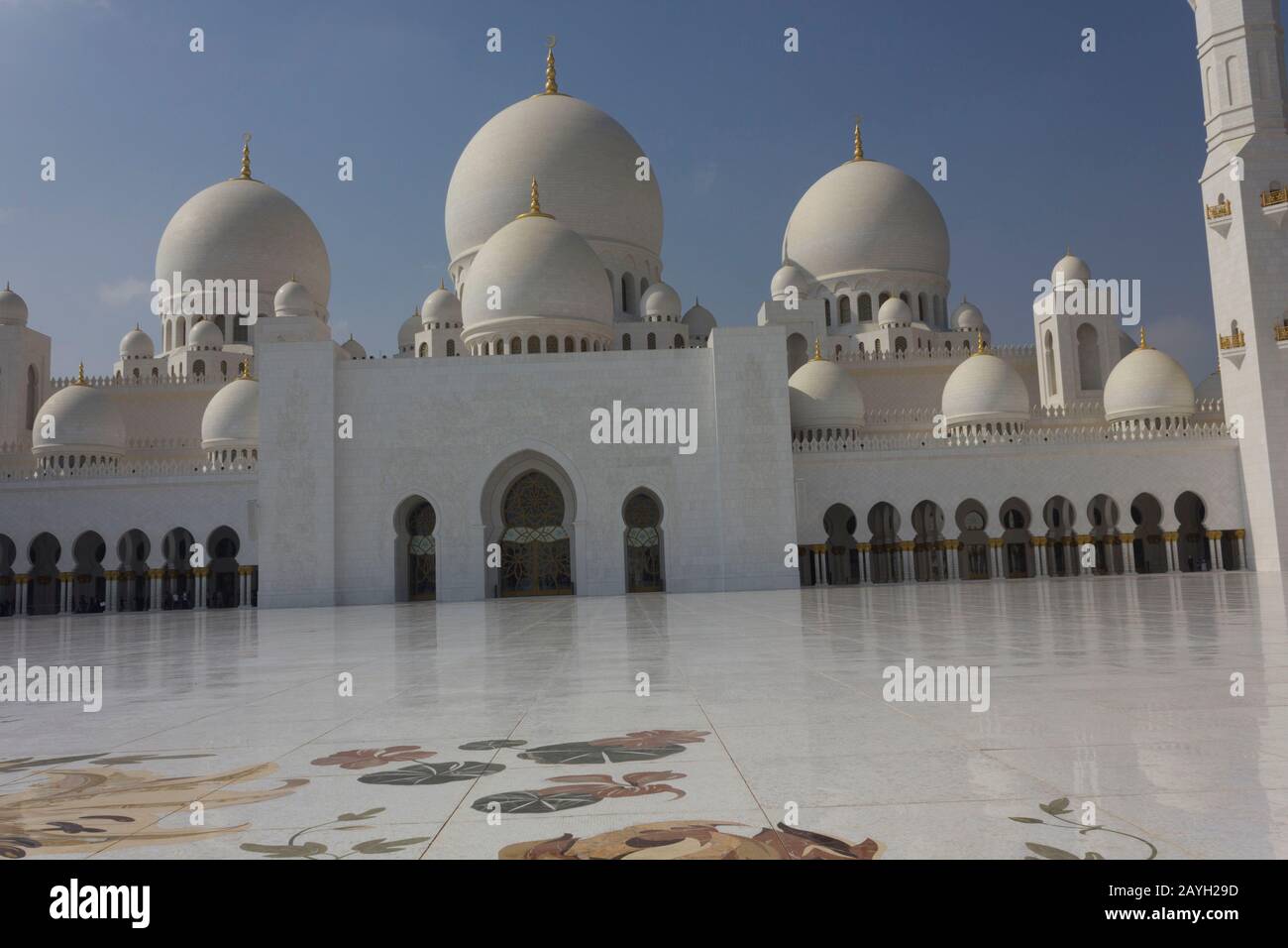 ABU DHABI, UAE - DECEMBER 28 2017: The majestic Sheikh Al Zayed mosque ...