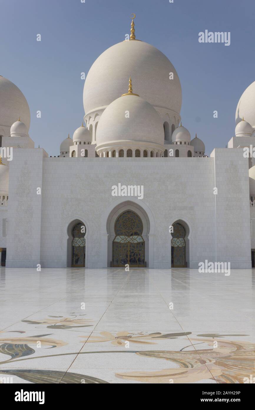 ABU DHABI, UAE - DECEMBER 28 2017: The majestic Sheikh Al Zayed mosque ...