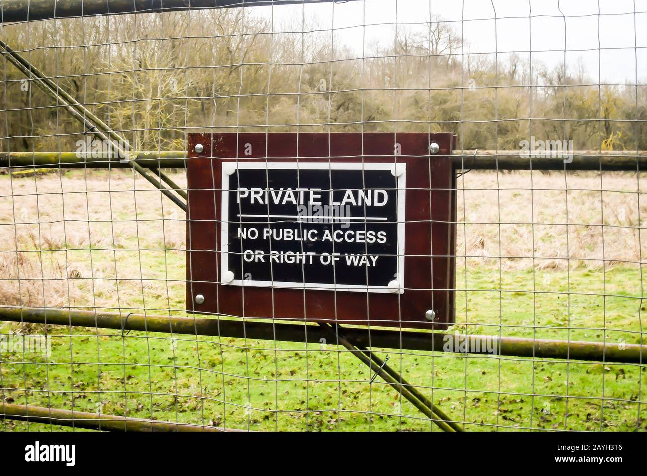 private land sign on a gate to a medow Stock Photo - Alamy