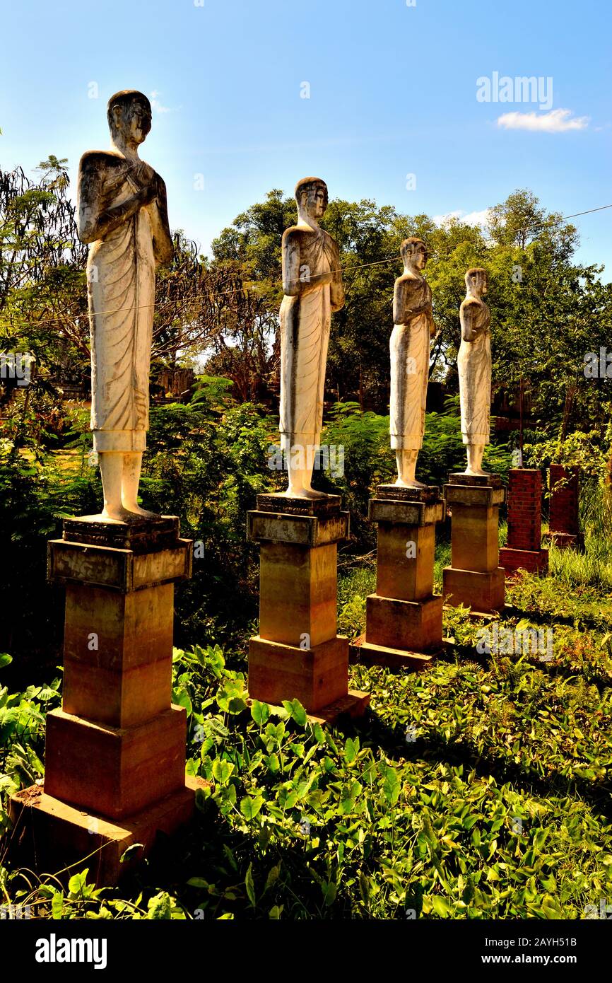 View of the statues close to the giant Buddha in the Wat Ek Phnom ...