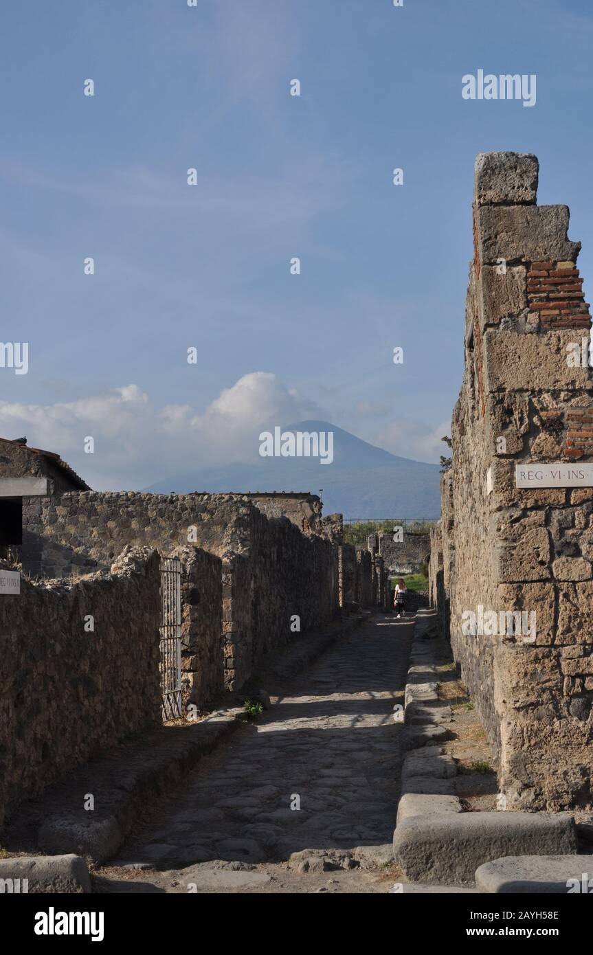 Mt Vesuvius at Pompeii Stock Photo - Alamy