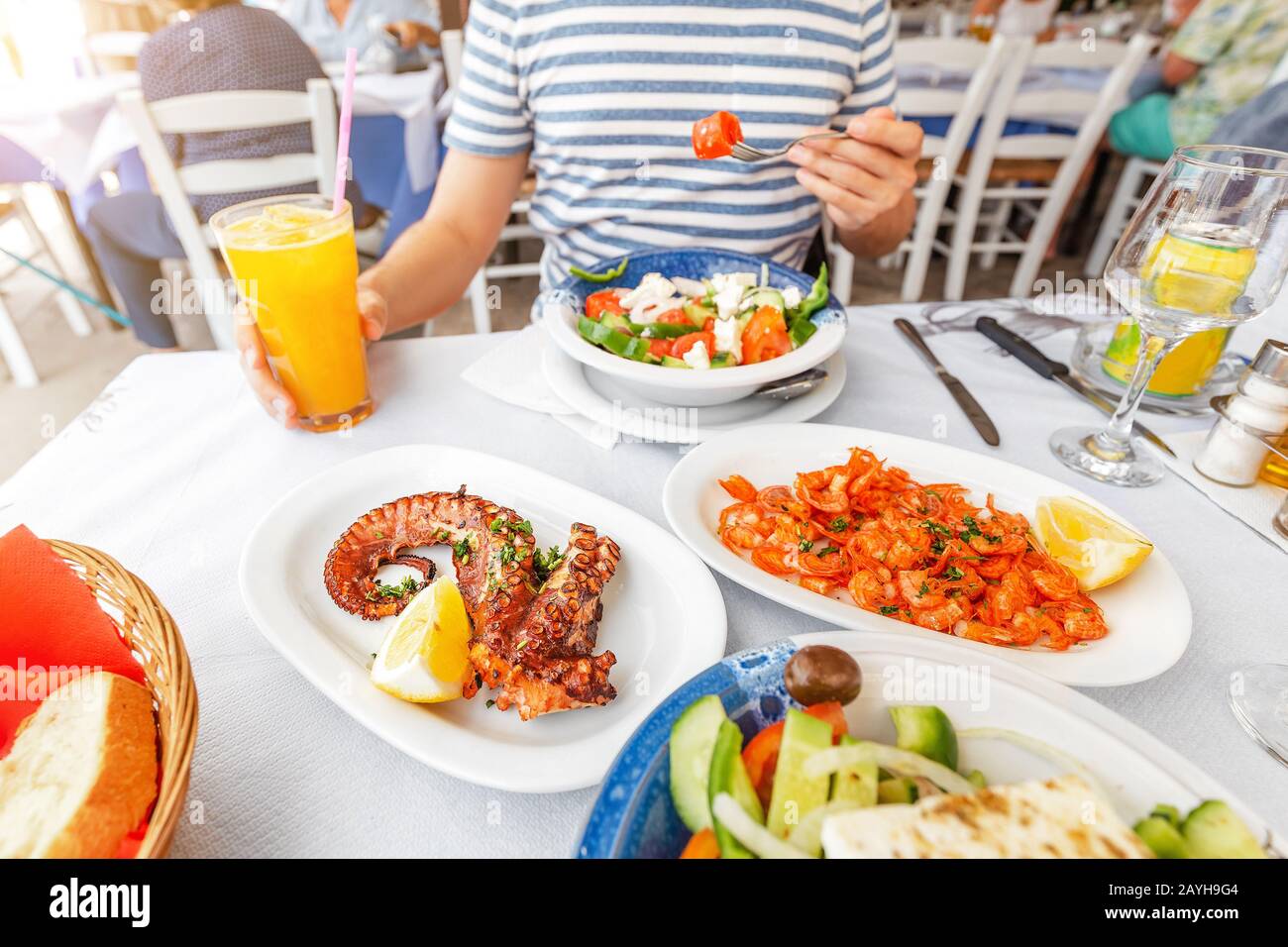 Man eating seafood restaurant hi-res stock photography and images - Alamy