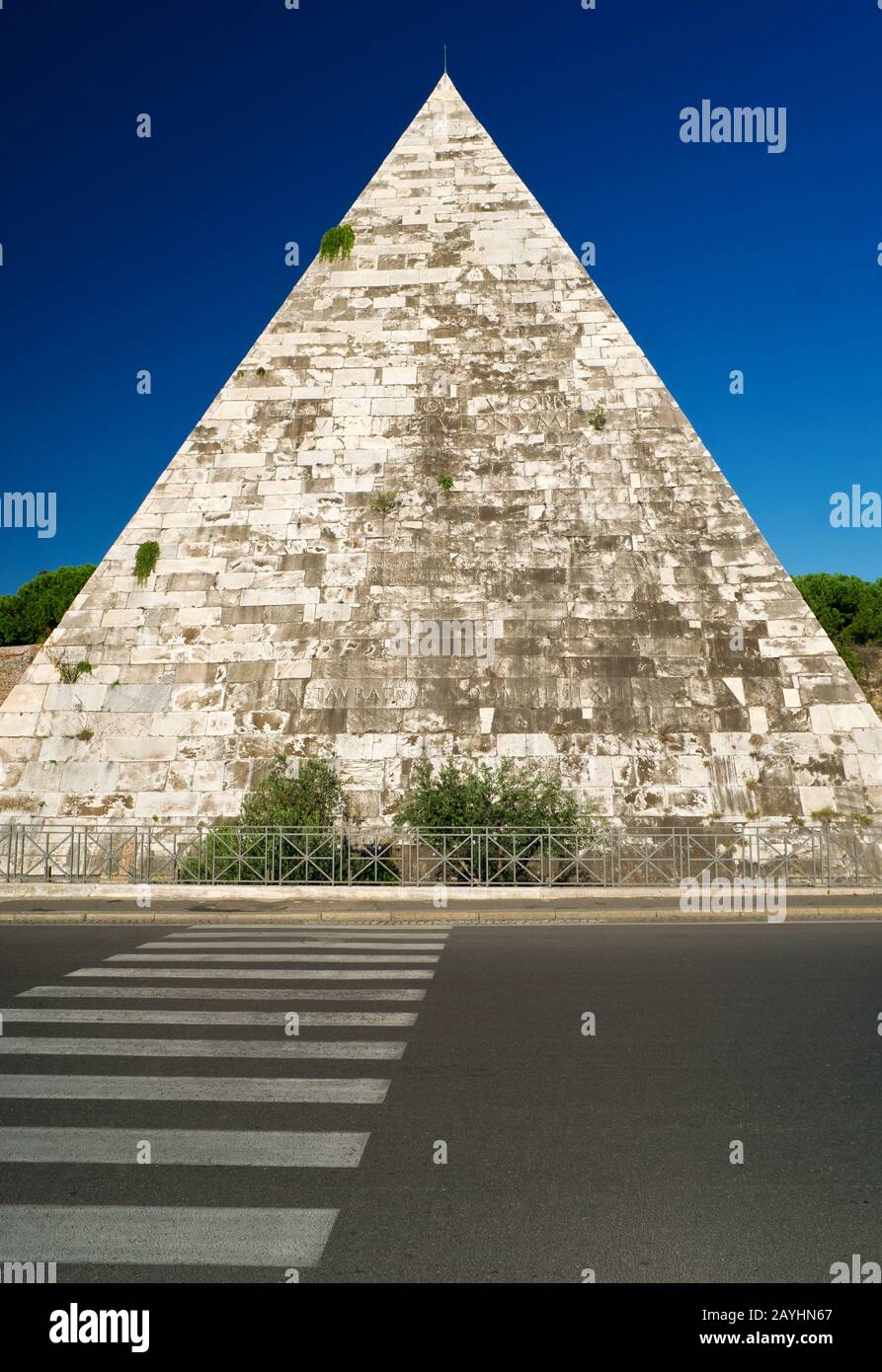 The ancient Pyramid of Cestius in Rome, Italy Stock Photo - Alamy