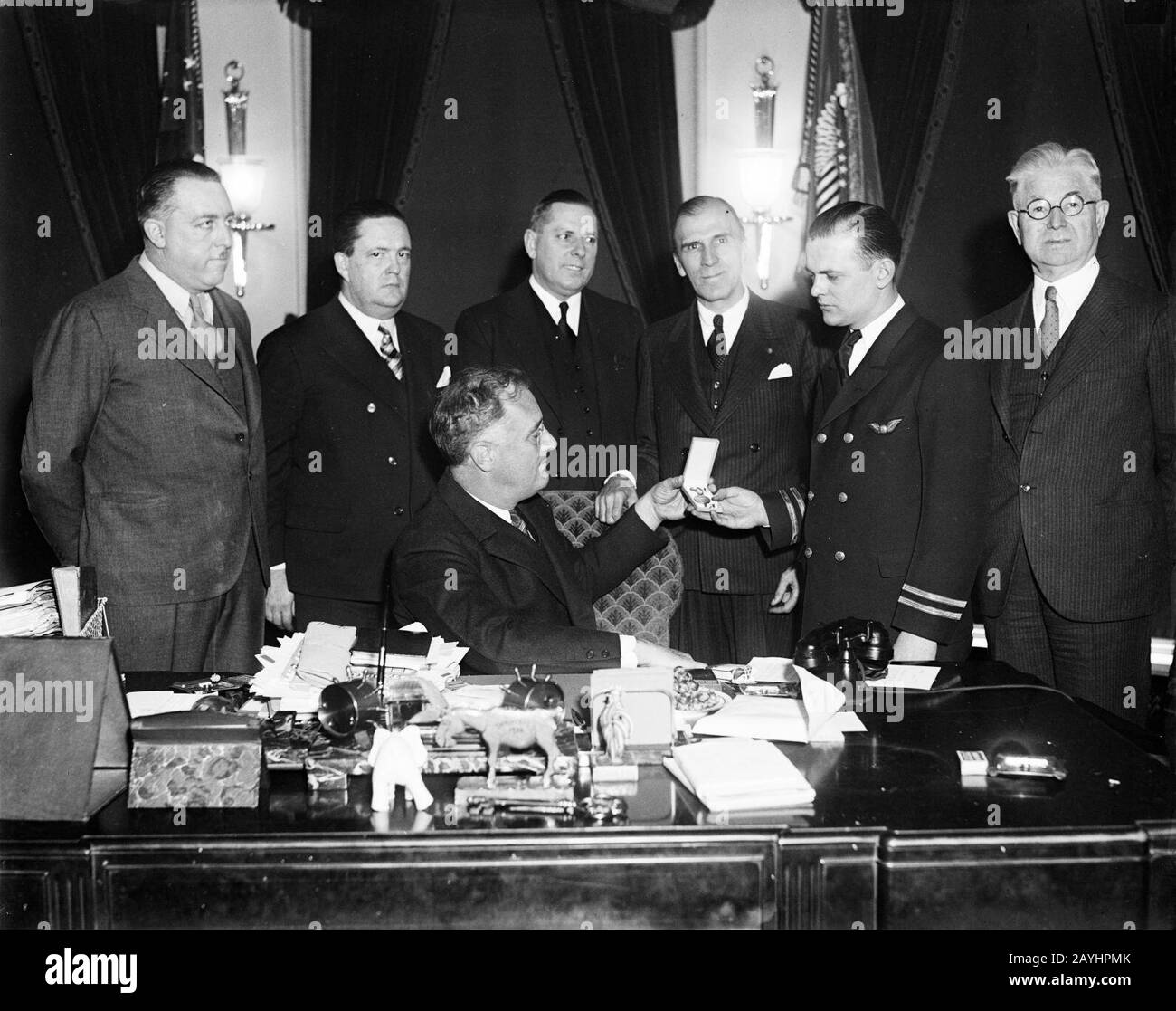 Franklin Roosevelt at desk in Oval Office, 1933 Stock Photo - Alamy