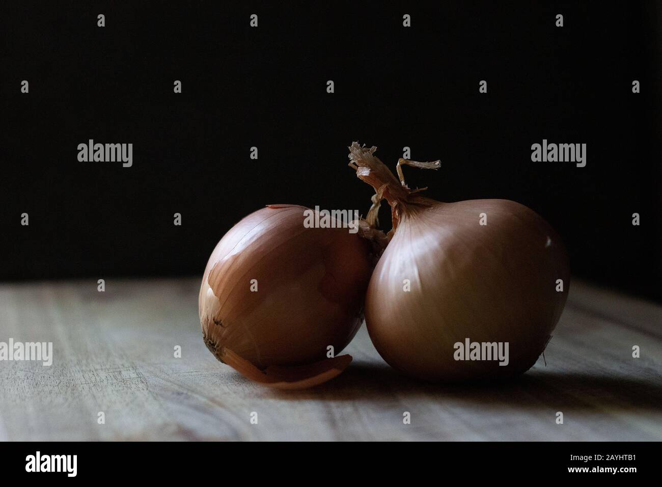 Simple picture of two yellow onions Stock Photo - Alamy