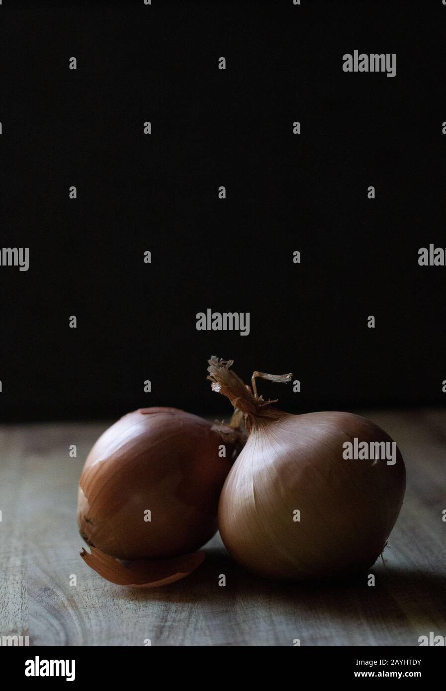 Simple picture of two yellow onions Stock Photo - Alamy