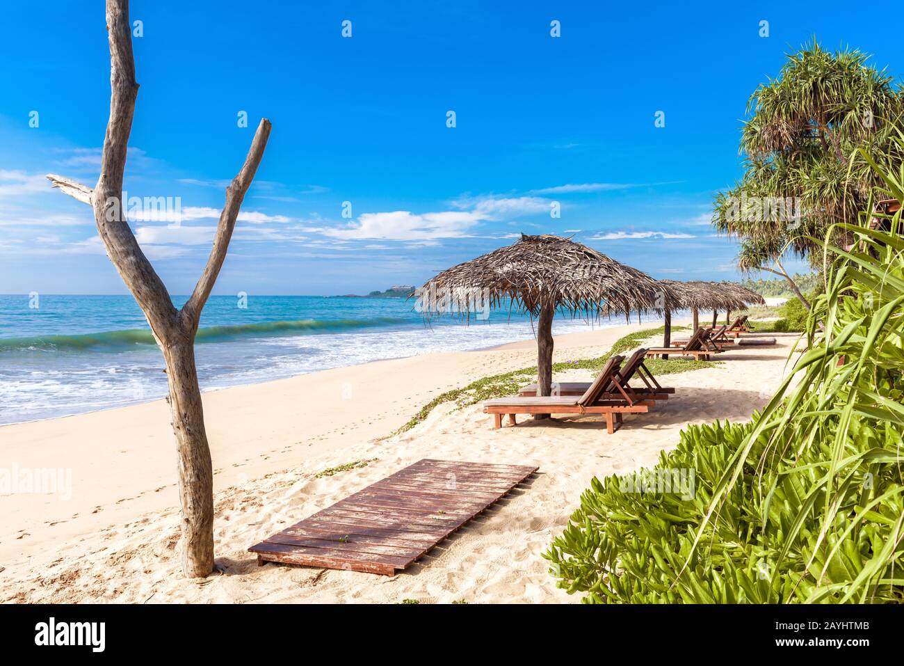 Ocean sea sand beach sunny tropical hi-res stock photography and images ...