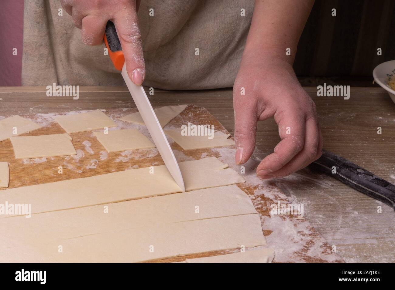 Ceramic cutting tools hi-res stock photography and images - Alamy